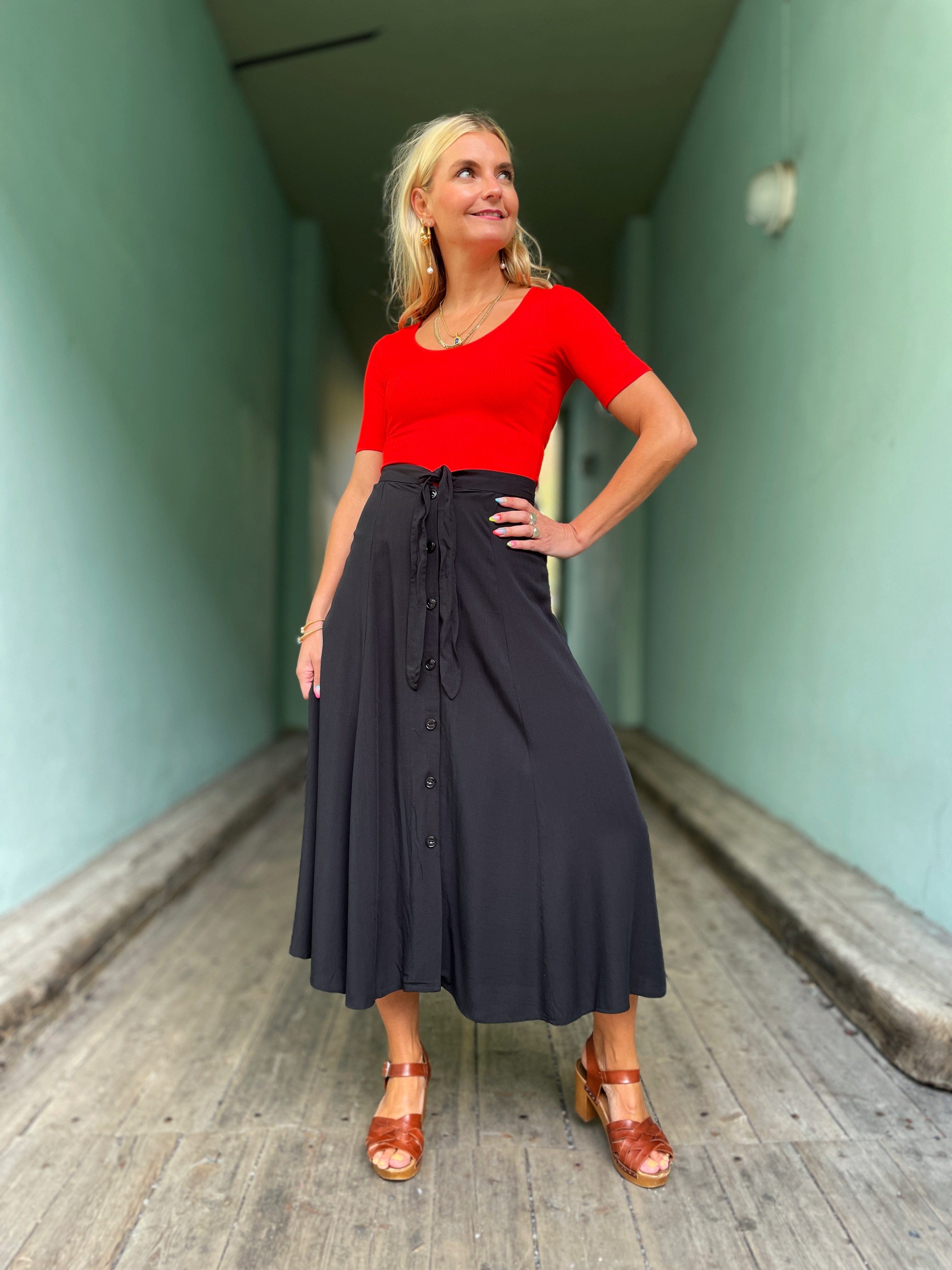 Judy Atomic Midi skjørt - svart – Frøken Dianas Salonger