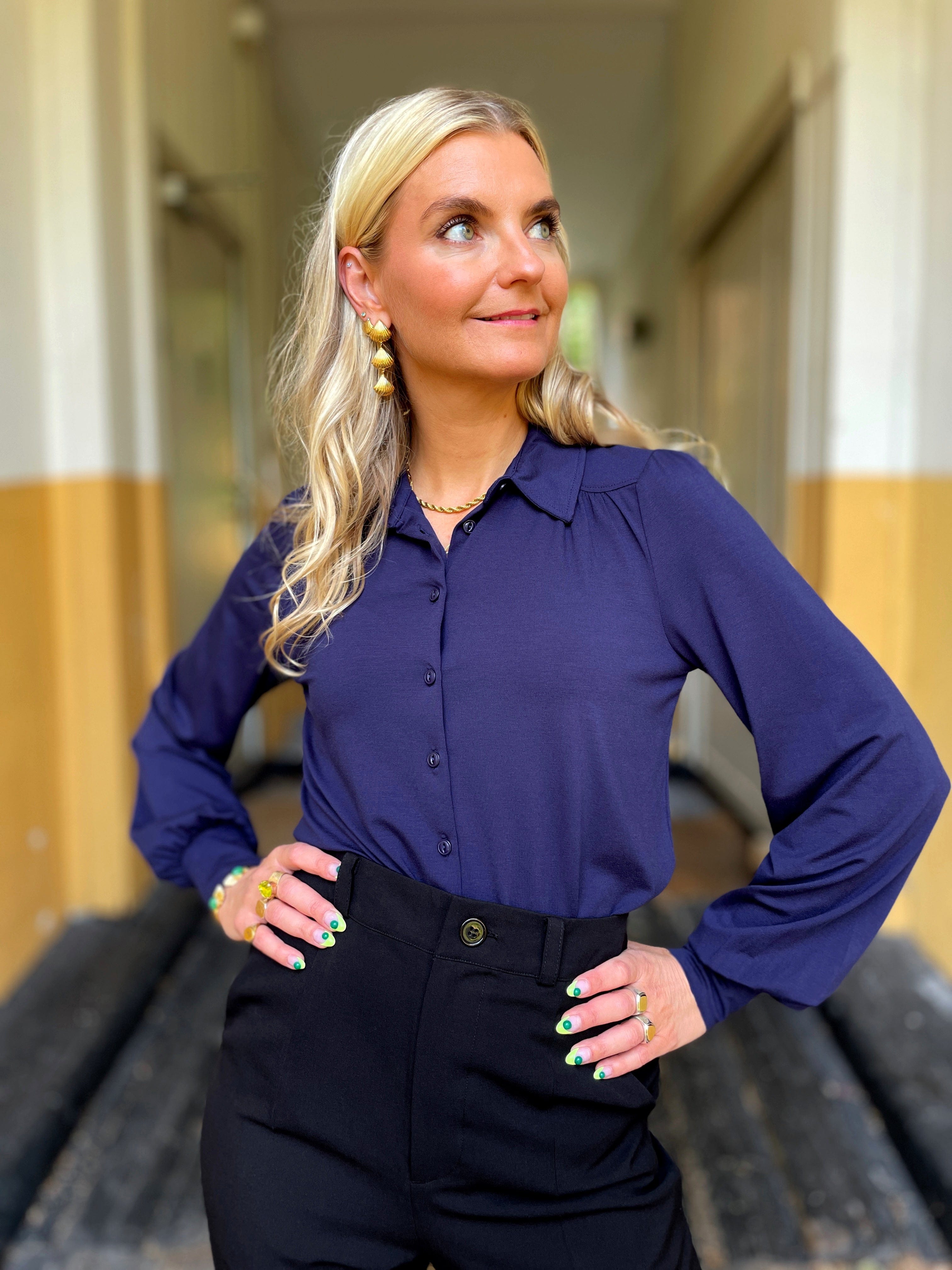Carina viskose light bluse - mørk blå – Frøken Dianas Salonger